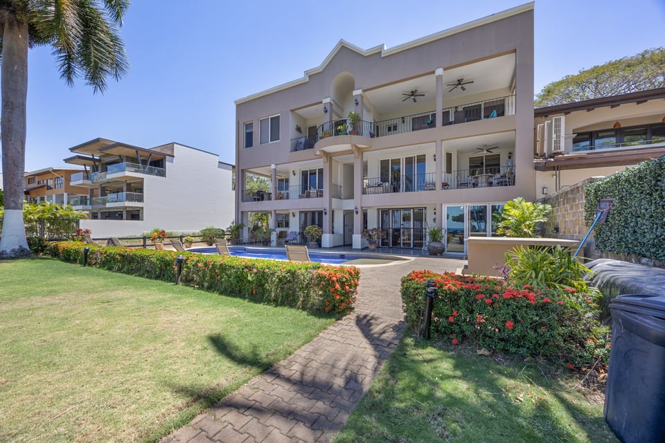 El Destino 1A | Beachfront Retreat in Surfside Potrero