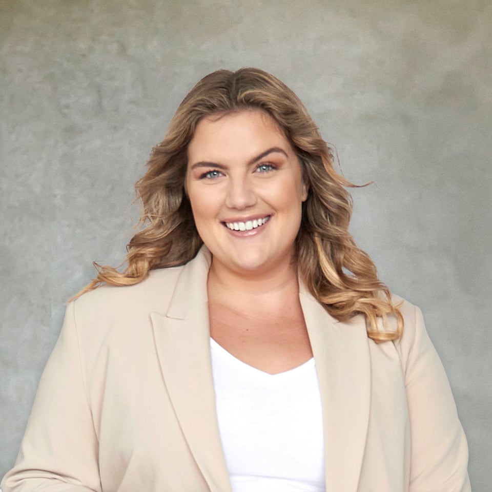 Elizabeth Pavalon, Chicago Real Estate Agent | JG