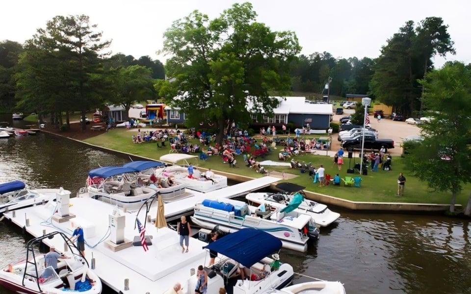 Explore Harbor Club's Boathouse Restaurant
