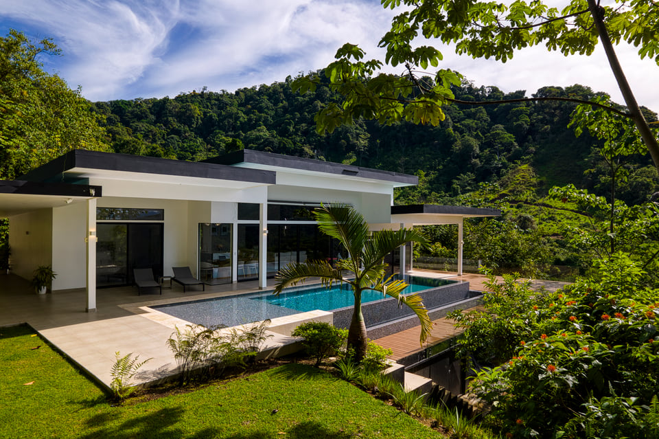 Casa Nueva Vida with Ocean Views & Dual Edge Infinity Pool