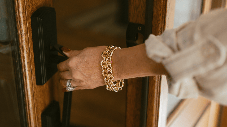 How to Spot Red Flags During a Home Tour