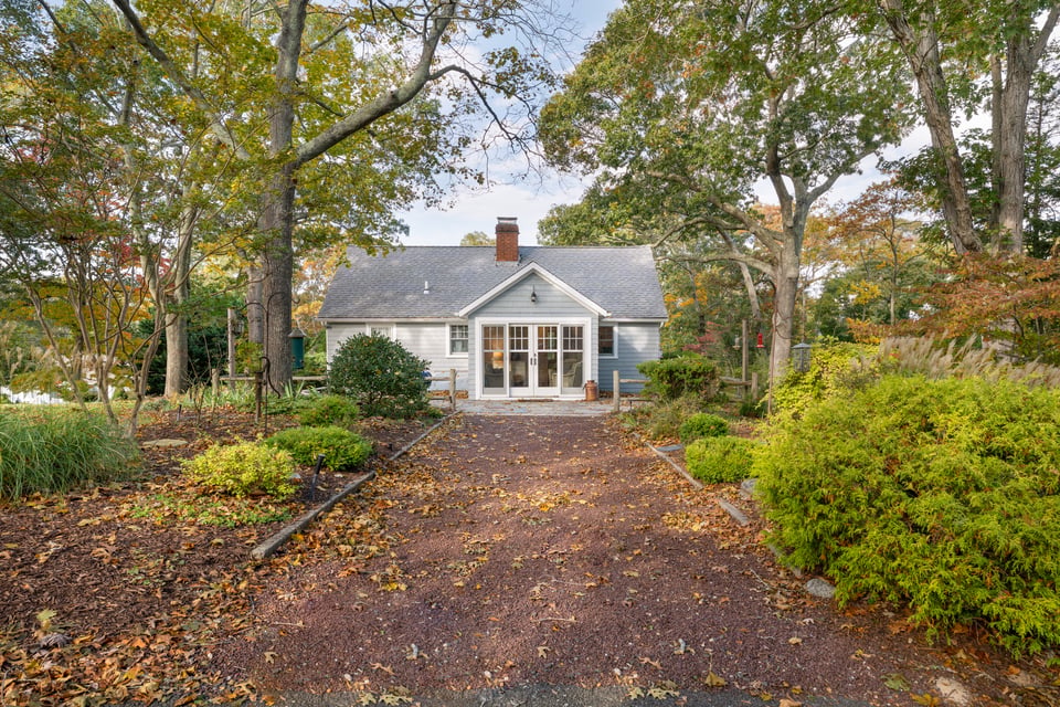 Water views + cute cottage + Southold