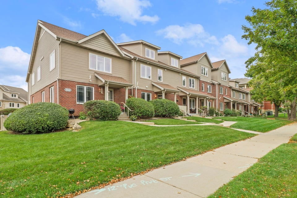 Bright Corner Townhouse Near Epic | Maple Grove Madison Condo-Style Living
