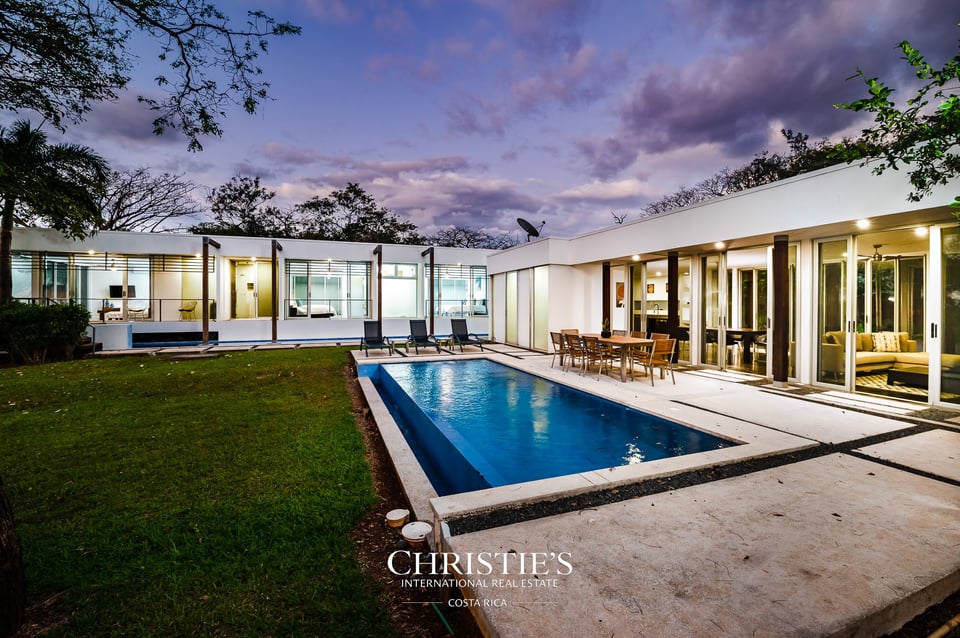 Lush Villa Retreat, Emerald Woods