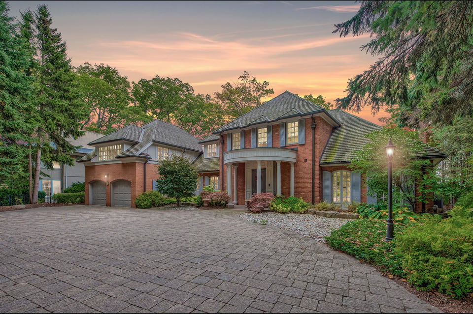 2 Ennisclare Drive West | Oakville, ON L6J 4N2 | Goodale Miller Team