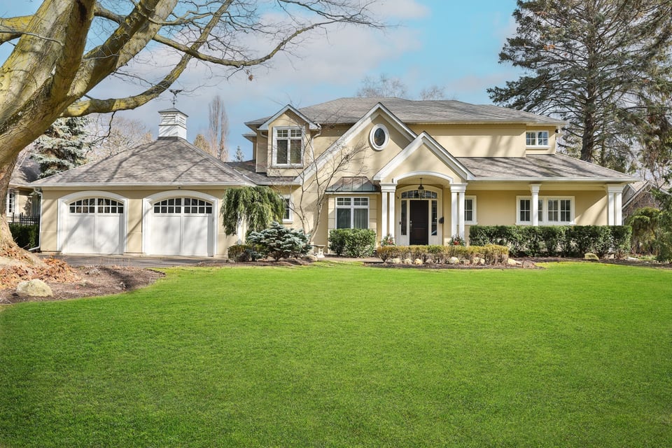 47 Ennisclare Drive West