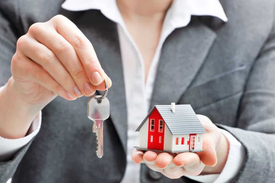 Should You Buy or Sell First? | Giulia Gallina - Giulia Gallina